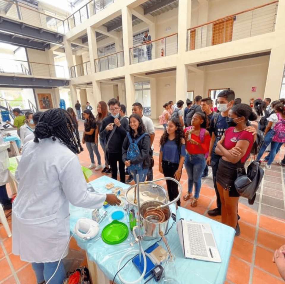 La Hora Esmeraldas: PUCESE realizó feria de ingenierías - Conexion PUCE