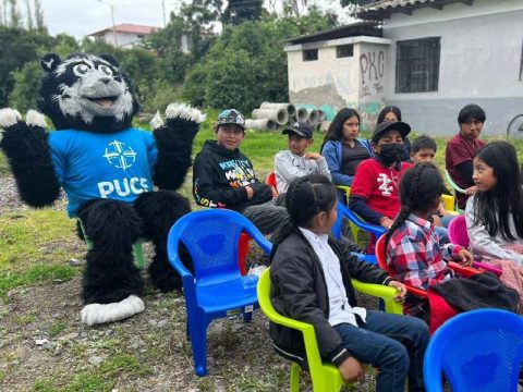 Pachay, artista otavaleño, imparte taller en PUCE STEAM - Conexion PUCE